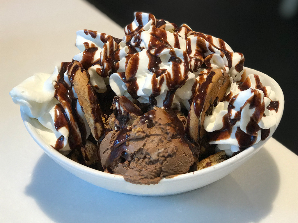 Honest Review of Dylan's Candy Cafe & Bar on Chicago's Magnificent Mile