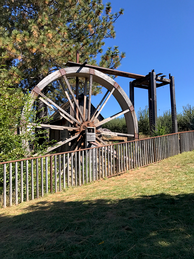 Larsen Apple Barn, Bake Shop, And Farm Museum At Apple Hill