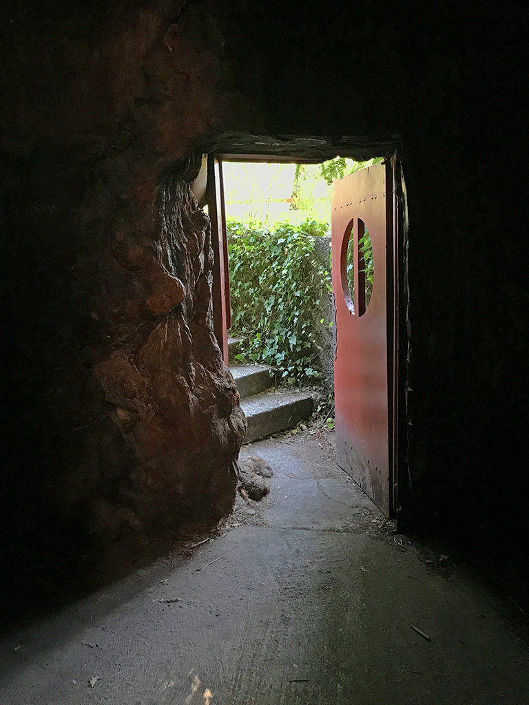 The Living Chimney Tree & Grill Along Avenue Of The Giants